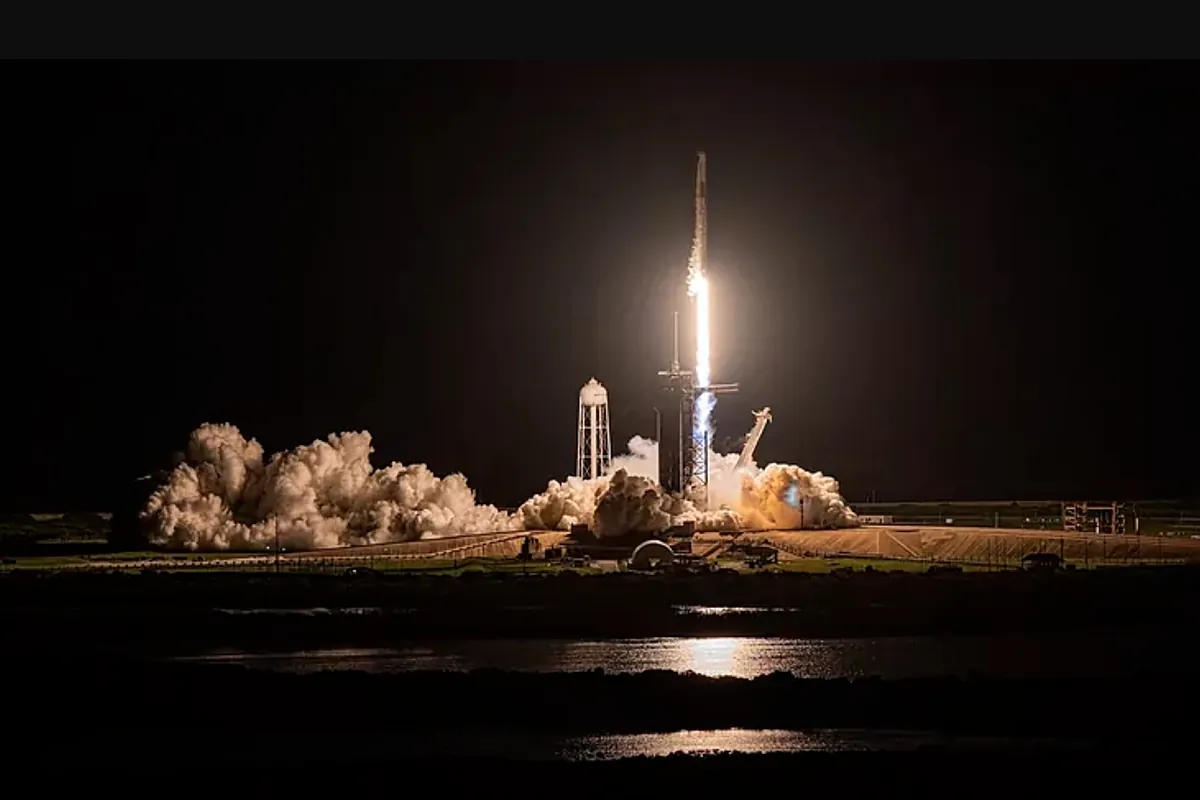 SpaceX Falcon 9 ties reuse record with Arctic Broadband satellite ...