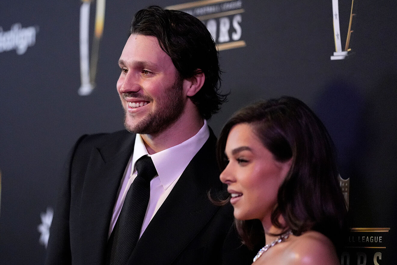Josh Allen recalls his wedding to Hailee Steinfeld and jokes with his ...