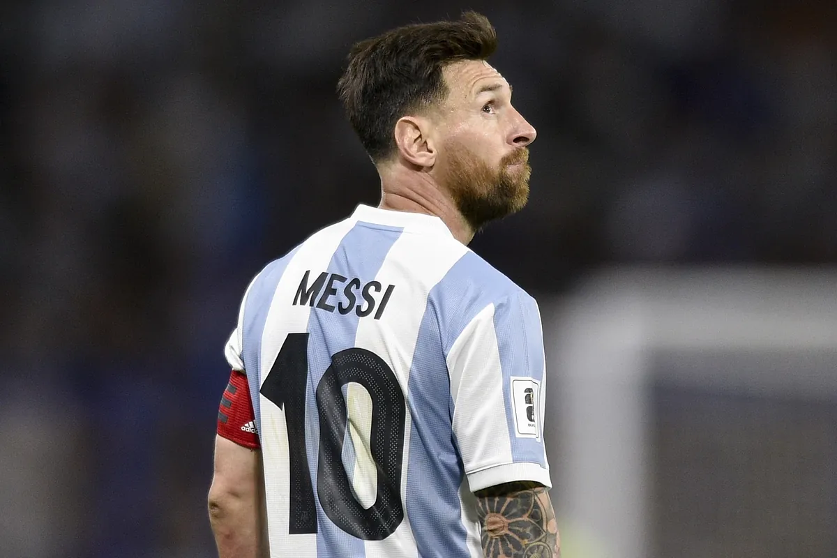 Messi and Argentina female fans dancing and singing in the crowd go ...