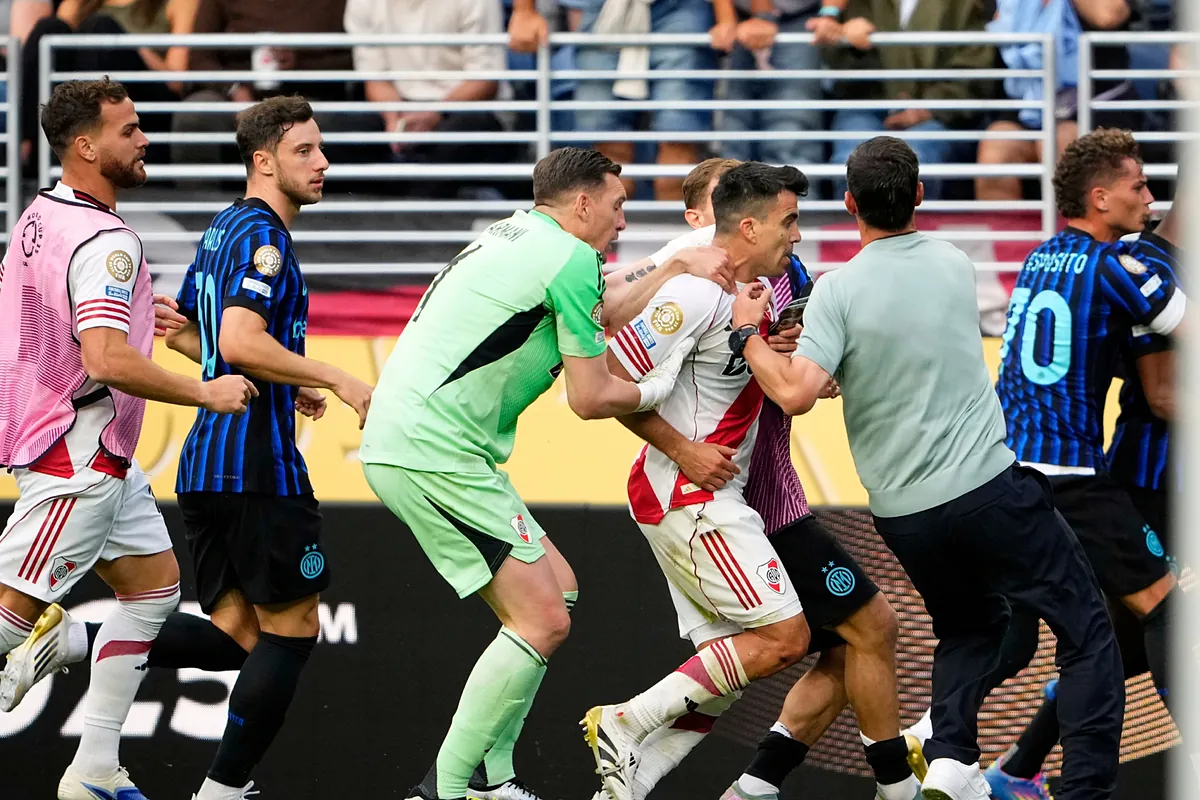 World Cup chaos in Internacional vs River Plate: Two sent off, sticks ...