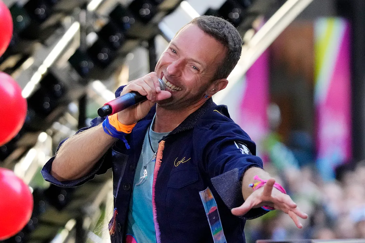 Chris Martin jokes as tech CEO is exposed having an affair at Coldplay ...