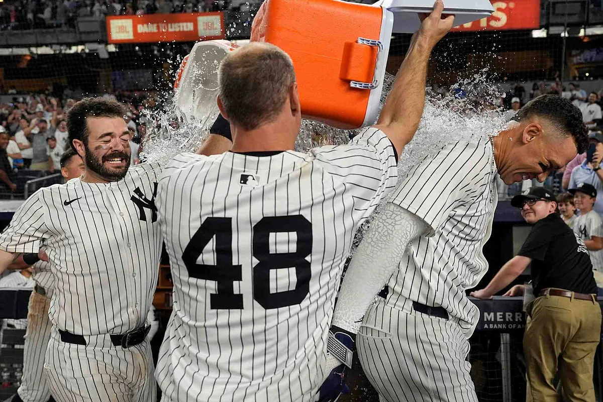 New York Yankees reporter gets splashed with water while interviewing ...