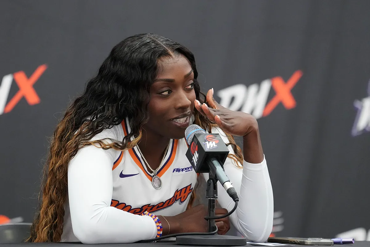 WNBA's Kahleah Copper gets her wig snatched mid-play puts it back on ...