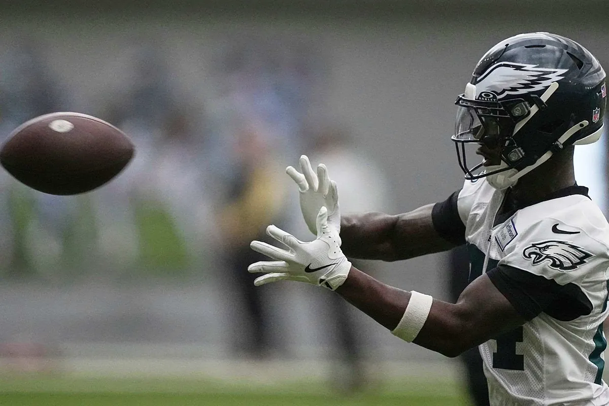 Philadelphia Eagles rookie safety dominates a soccer ball and impress ...