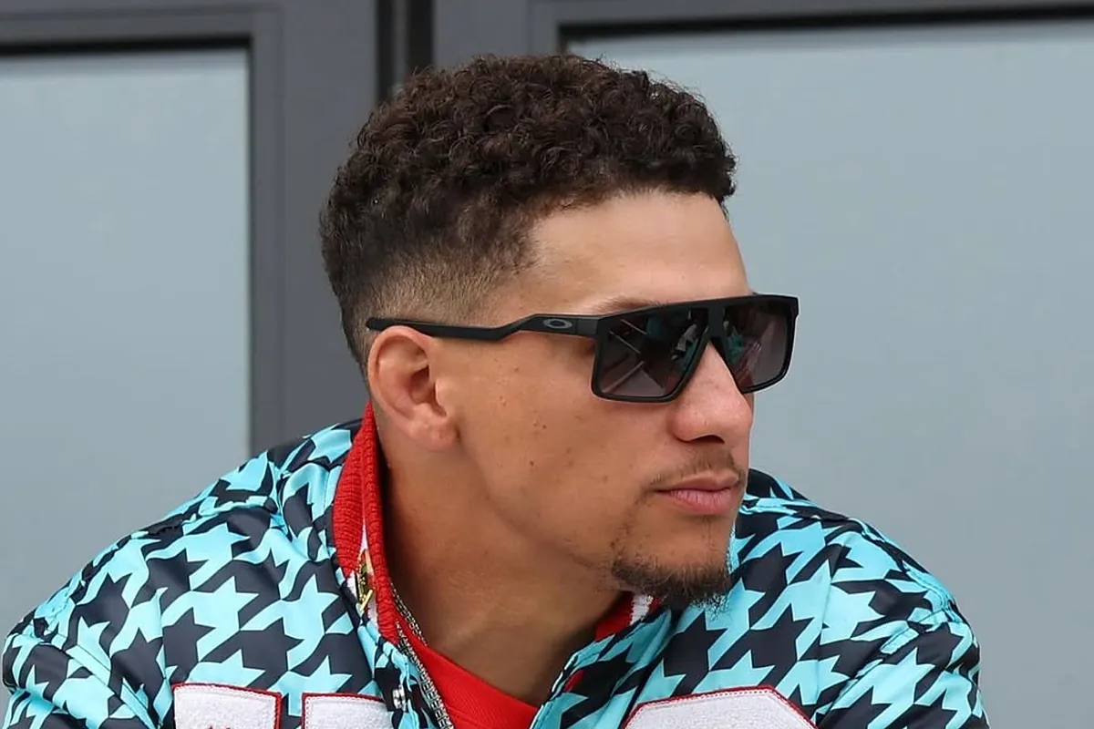 Patrick Mahomes catches a fan snapping a pic of him and Bronze turning ...