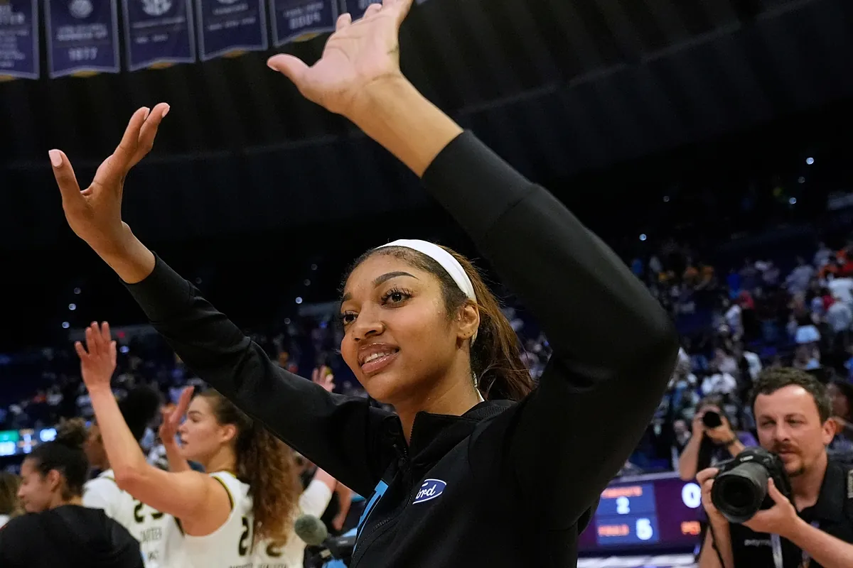 Angel Reese has historic performance in the middle of a devastating ...