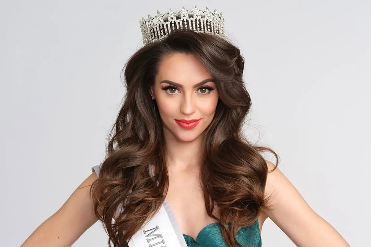 Jordon Hudson makes bold pageant comeback while backing Bill Belichick ...