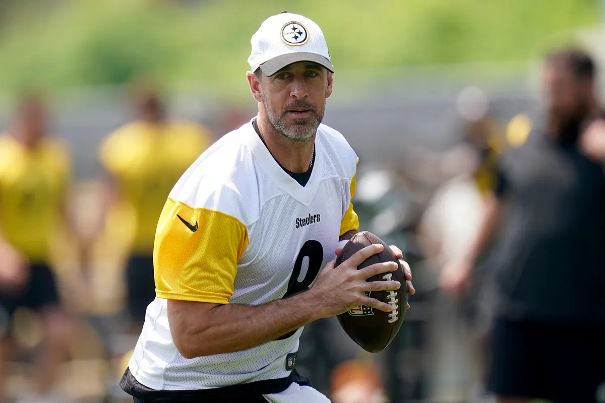 Aaron Rodgers spotted solo on Malibu Beach, sparks questions about ...