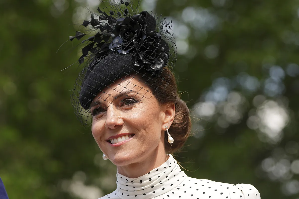 Kate Middleton exudes class alongside Prince William at Britain's VE ...