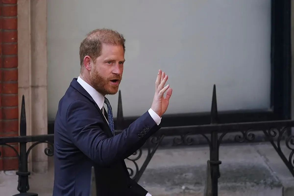 Prince Harry escorted out of High Court hearing after supporter ...
