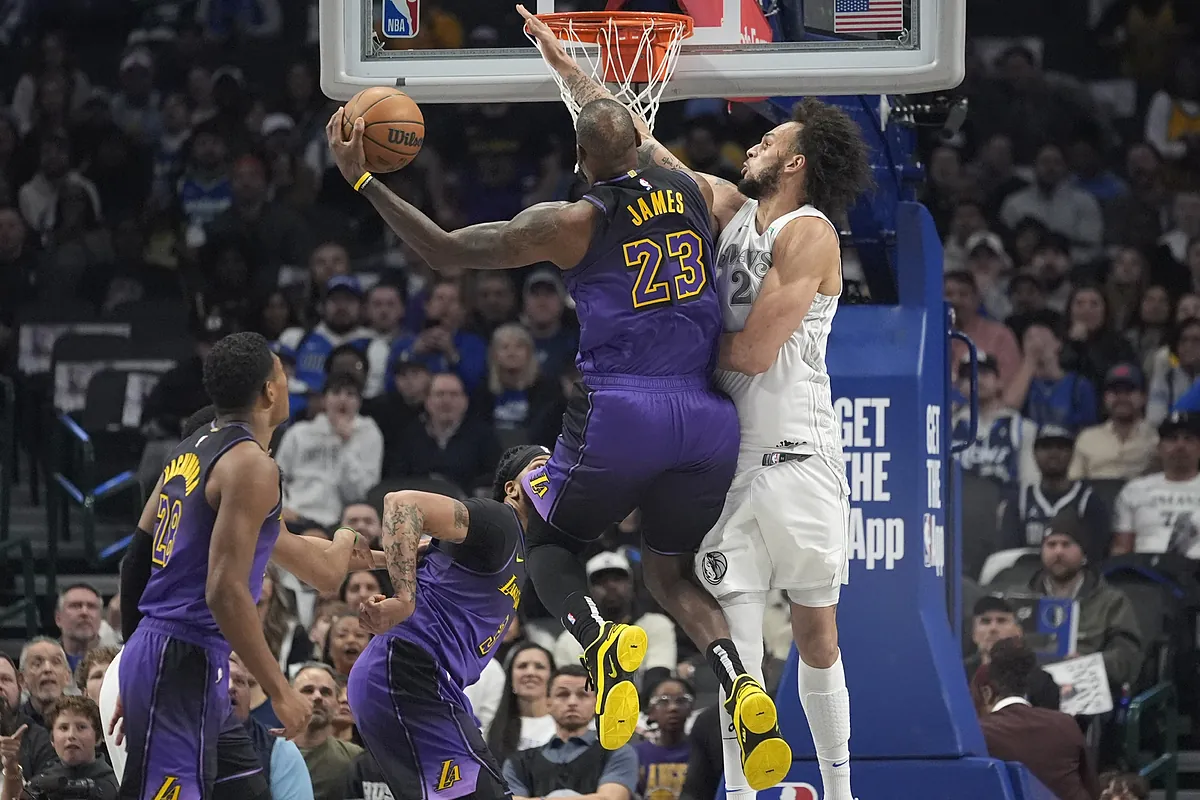 Lebron James Teas Dunk