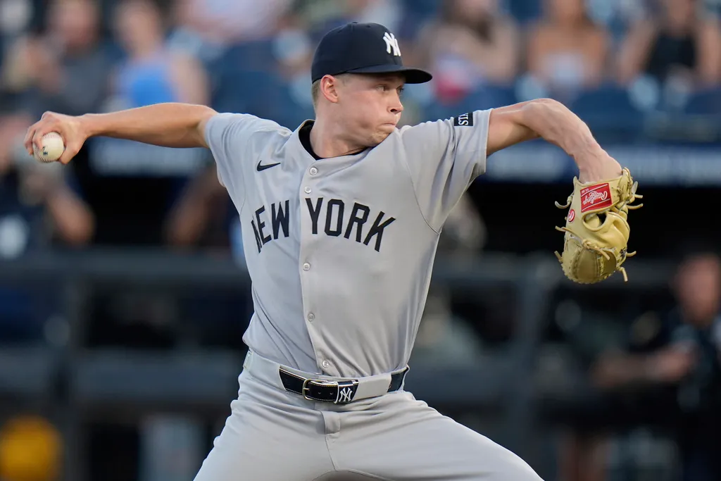 Yankees fans explode at pitcher Will Warren's poor performance against ...