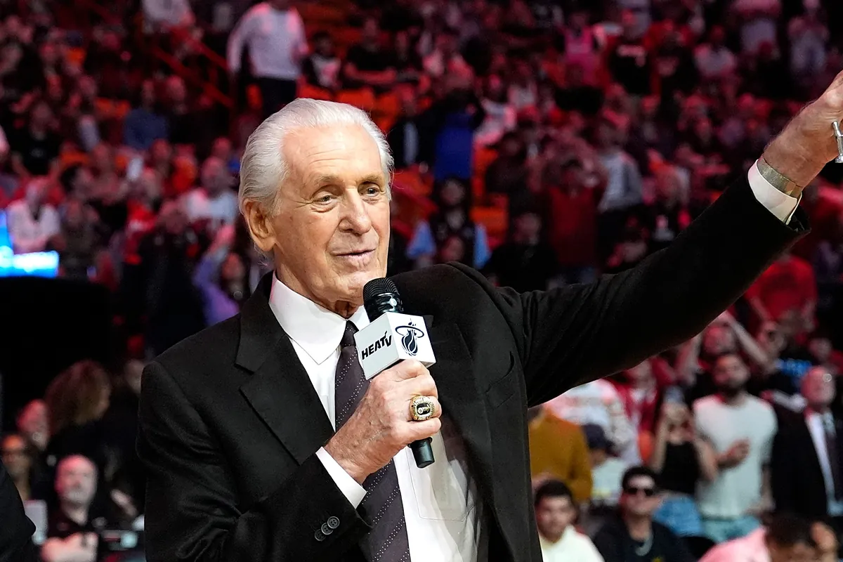 Pat Riley se fait doucher d'amour des Lakers tandis que le mandat de ...