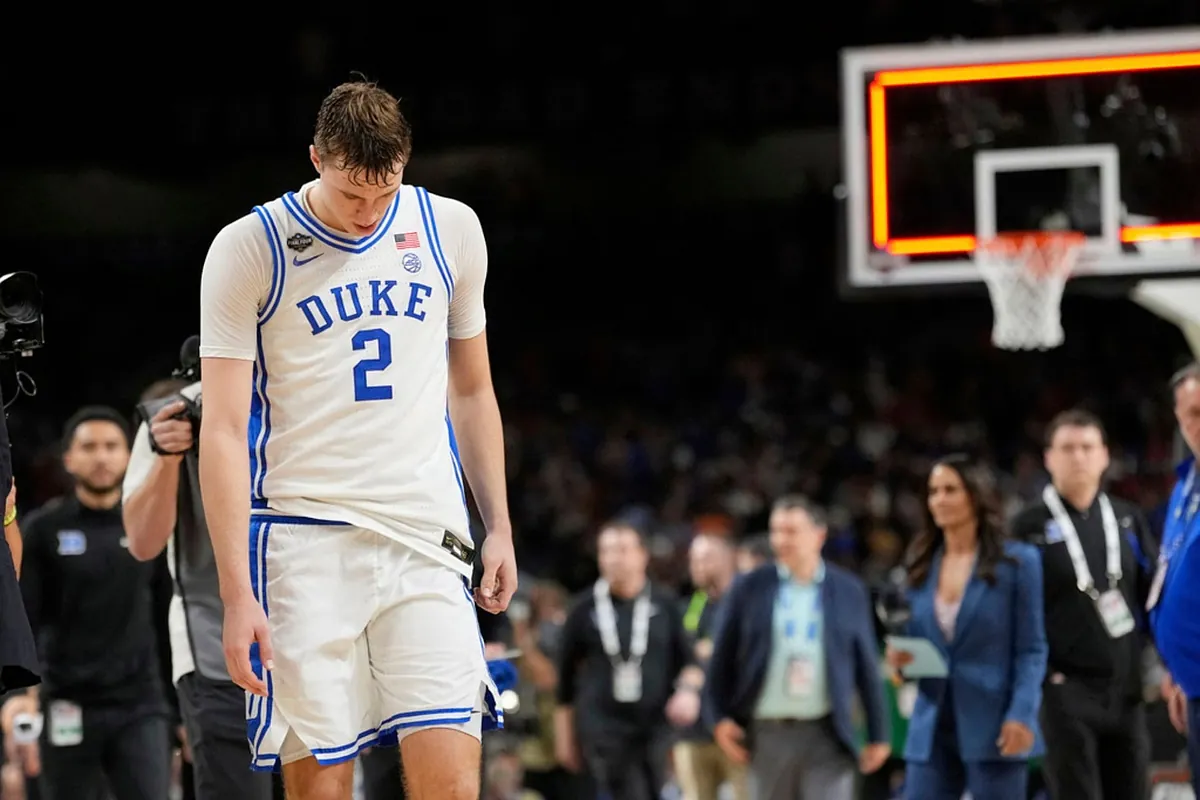 Cooper Flagg make a crucial foul as he can't believe referee's call in Duke's elimination | Marca