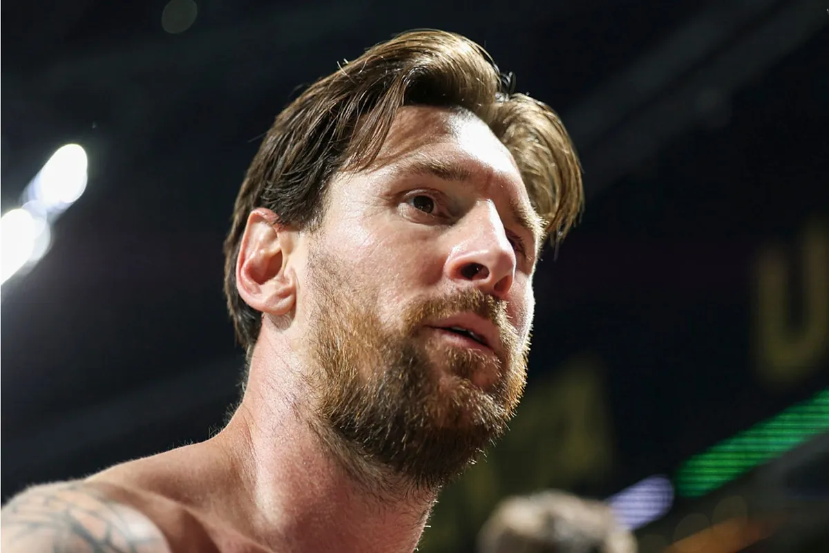 Messi received a punch on the back after unhinging his rival showing ...